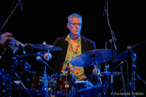 Julián Sánchez – trompeta, percusión